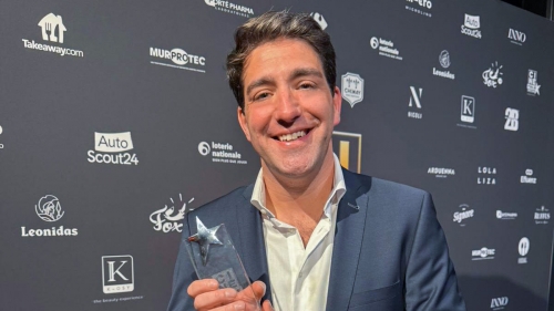 Olivier Schoonejans, présentateur du RTL info 13h, reçoit un prix aux ...