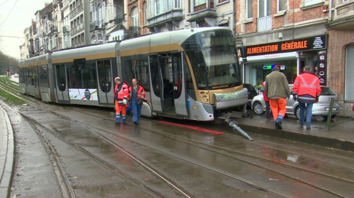 Un tram déraille et se retrouve sur le trottoir à Schaerbeek | RTL Info
