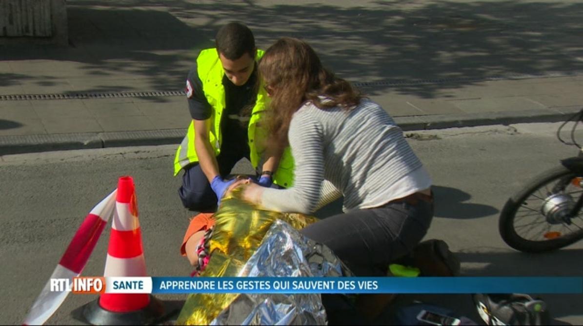 Opération de la Croix-Rouge pour sensibilier aux premiers secours | RTL ...