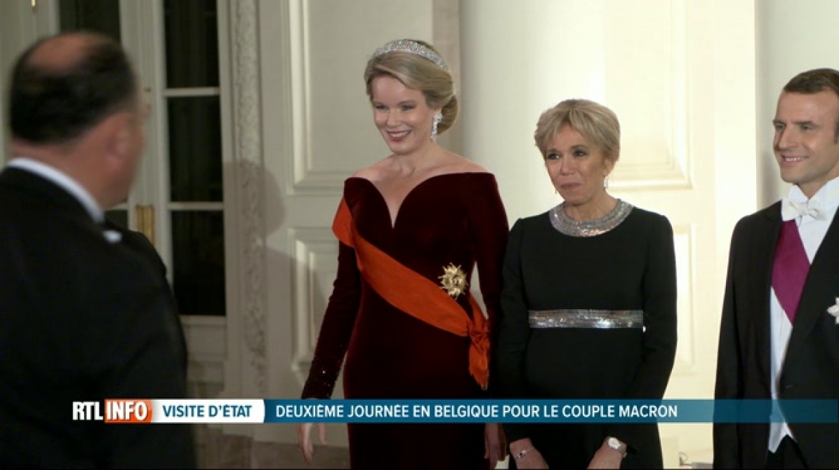 Zoom sur les tenues de la reine Mathilde et de Brigitte Macron | RTL Info
