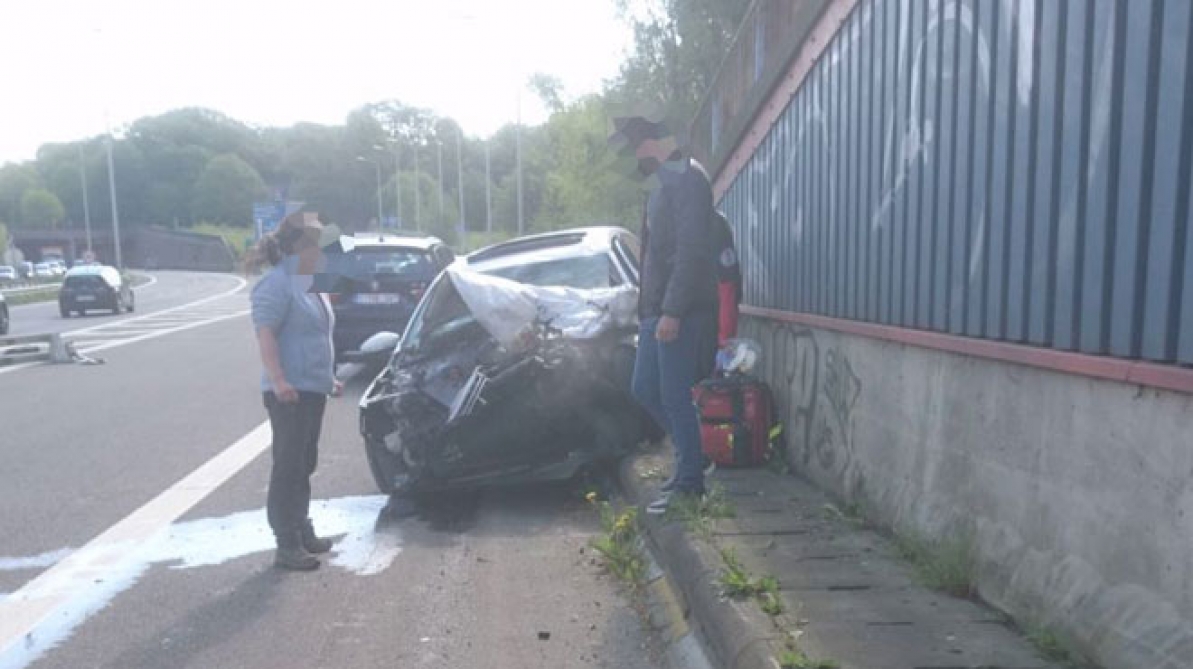 Collision sur le R3 à Marcinelle: deux véhicules partent en tête-à ...