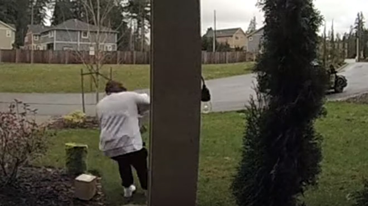 Punie Pour Sa Mauvaise Action Elle Se Casse La Jambe En Volant Des Colis Vidéo Rtl Info