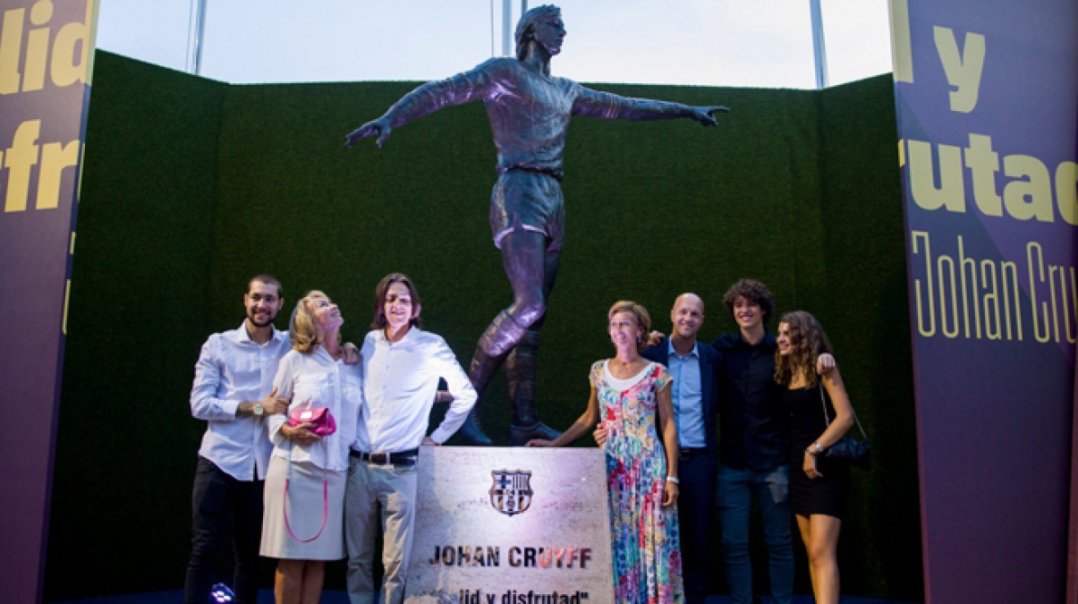 Une Statue Et Un Stade à Son Nom Le Fc Barcelone Offre Un Hommage