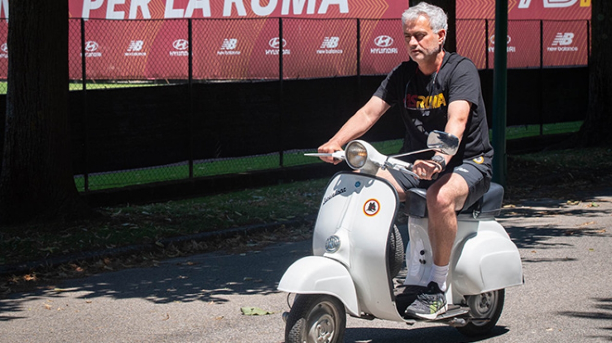 José Mourinho, nouvel entraineur de l'AS Rome, va à l'entrainement en ... José Mourinho, nouvel entraineur de l'AS Rome, va à l'entrainement en ...