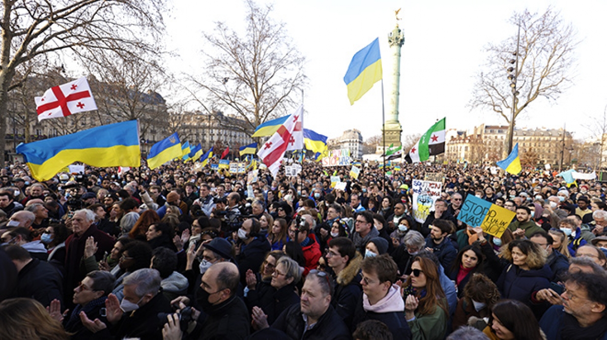 Guerre en Ukraine: des milliers de manifestants disent "stop" à travers ...