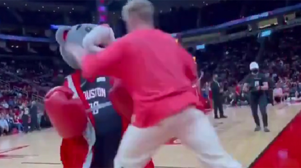 Le boxeur Jake Paul met une mascotte KO avant un match de basket (vidéo ...