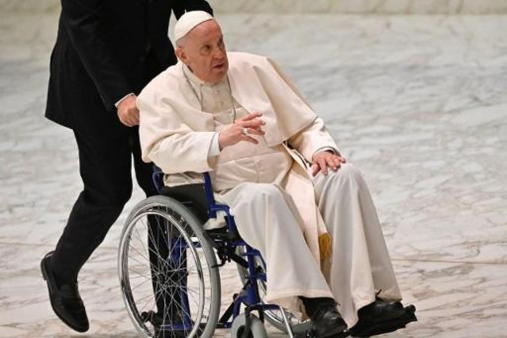 Le pape François, souffrant du genou, contraint au fauteuil roulant ...
