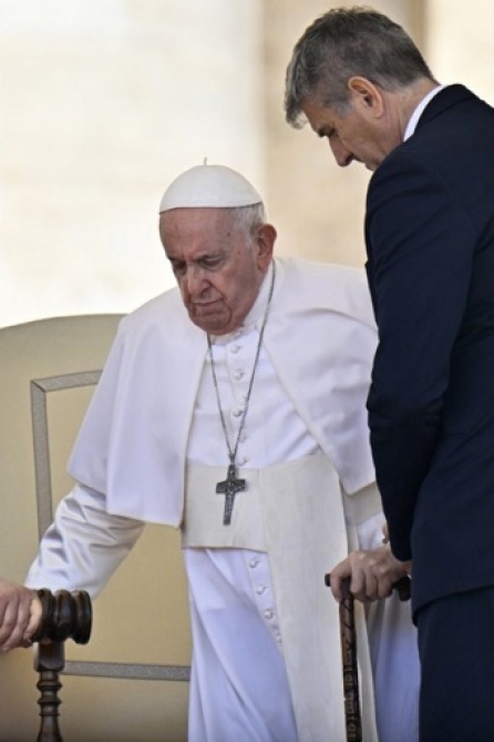 Le pape, souffrant du genou, reporte son voyage en RDC et au Soudan du ...