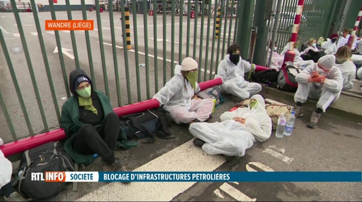 150 militants de Code Rouge bloquent le dépôt de TotalEnergies à Wandre ...