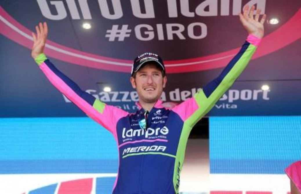 L'Italien Sacha Modolo, vainqueur d'étapes sur le Giro, pend son vélo ...