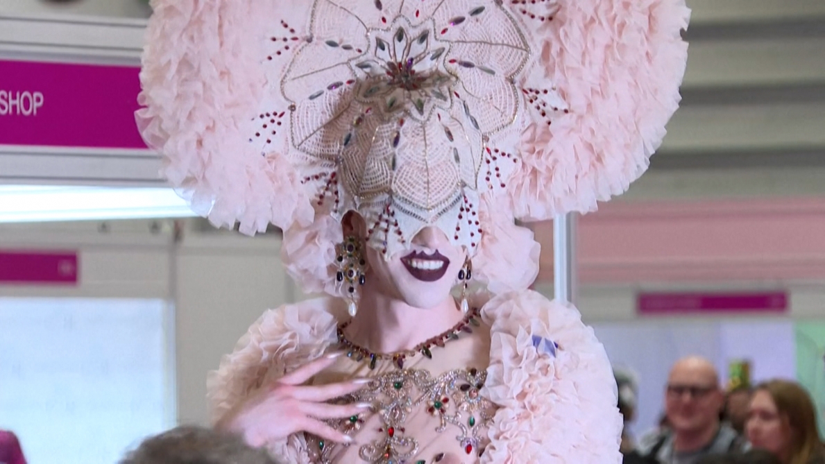 SPECTACULAIRE: des drag queens défilent lors de l'ouverture de "RuPaul ...