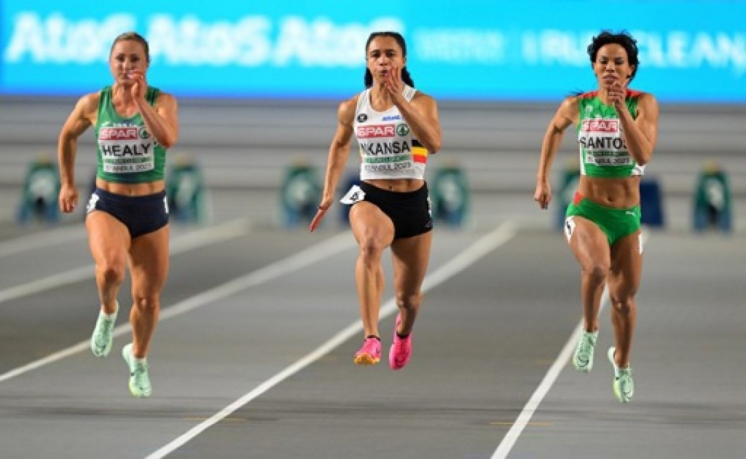 Rani Rosius et Delphine Nkansa en finale du 60m haies | RTL Info