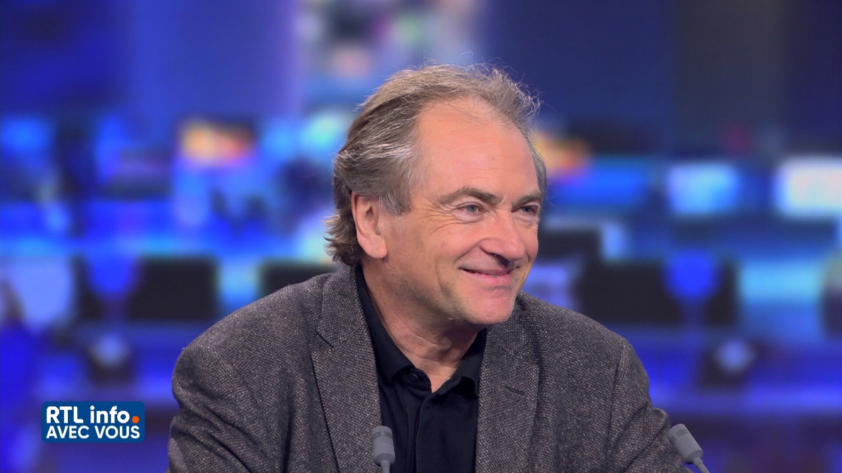 Didier van Cauwelaert dans le RTL info Avec Vous du lundi 27 mars 2023 ...