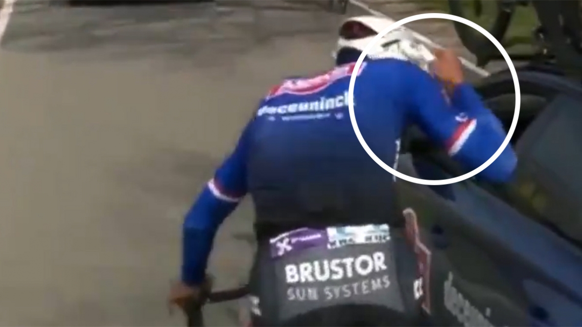 Oups: en pleine course, Mathieu van der Poel se fait surprendre... par une fiente de pigeon ...