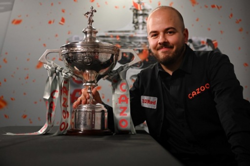 Luca Brecel gagne son premier match en tant que champion du monde | RTL ...