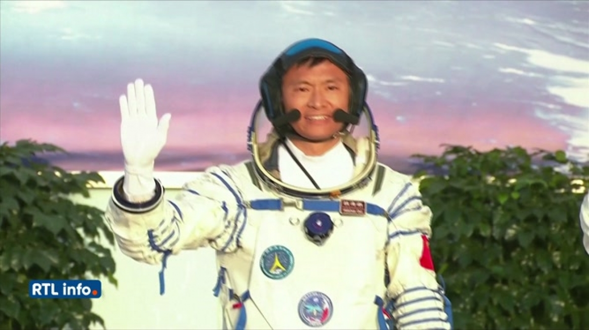 La Chine envoie dans l'espace son premier astronaute civil | RTL Info