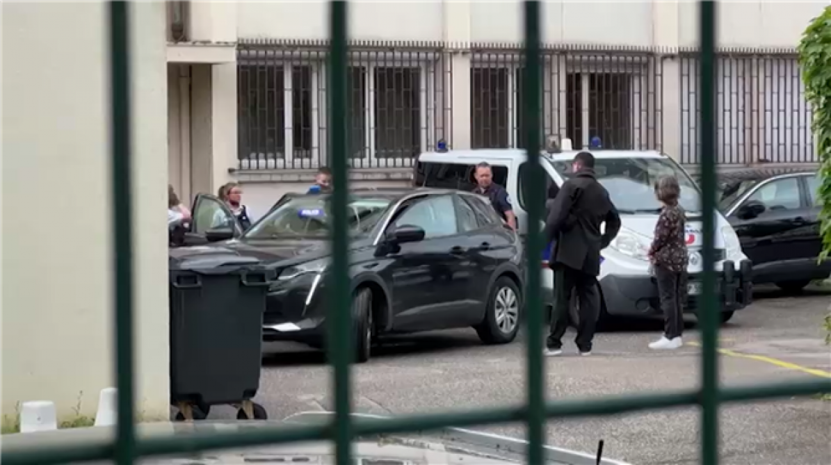 Le suspect de l'attaque au couteau d'Annecy quitte le commissariat pour ...