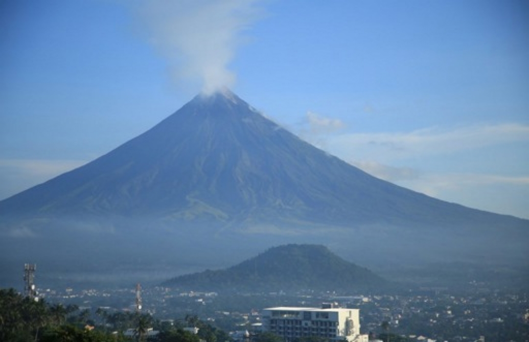 Philippines: un volcan crache cendres et gaz toxiques, des milliers d'évacués | RTL Info