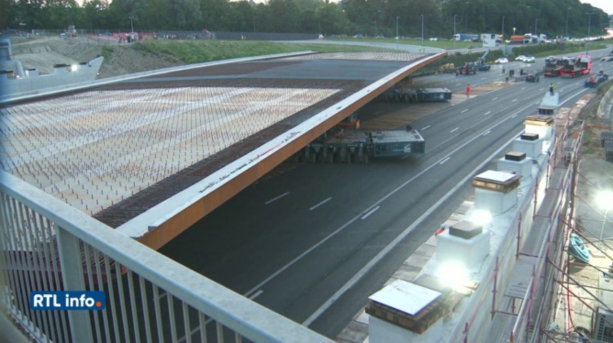Un pont gigantesque a été placé sur le ring de Bruxelles | RTL Info