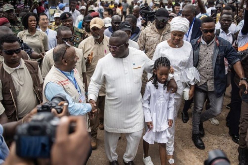 Sierra Leone: le président sortant Julius Maada Bio réélu pour un ...