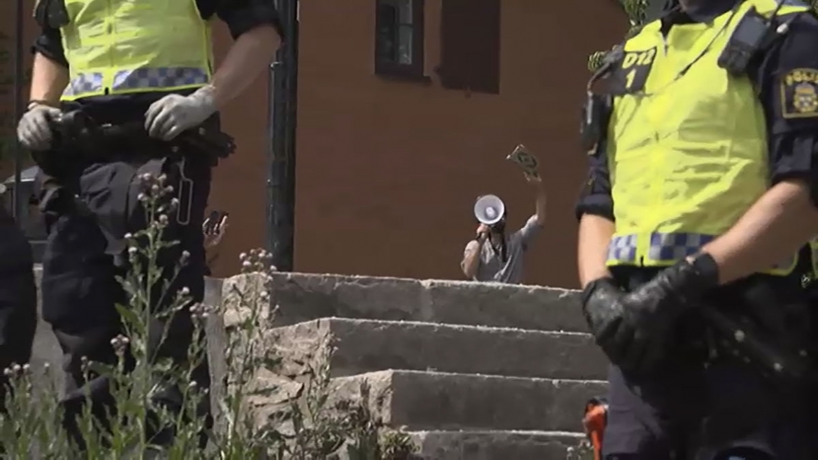 "C'est absolument insensé": en Suède, un homme brûle un Coran lors d'un ...