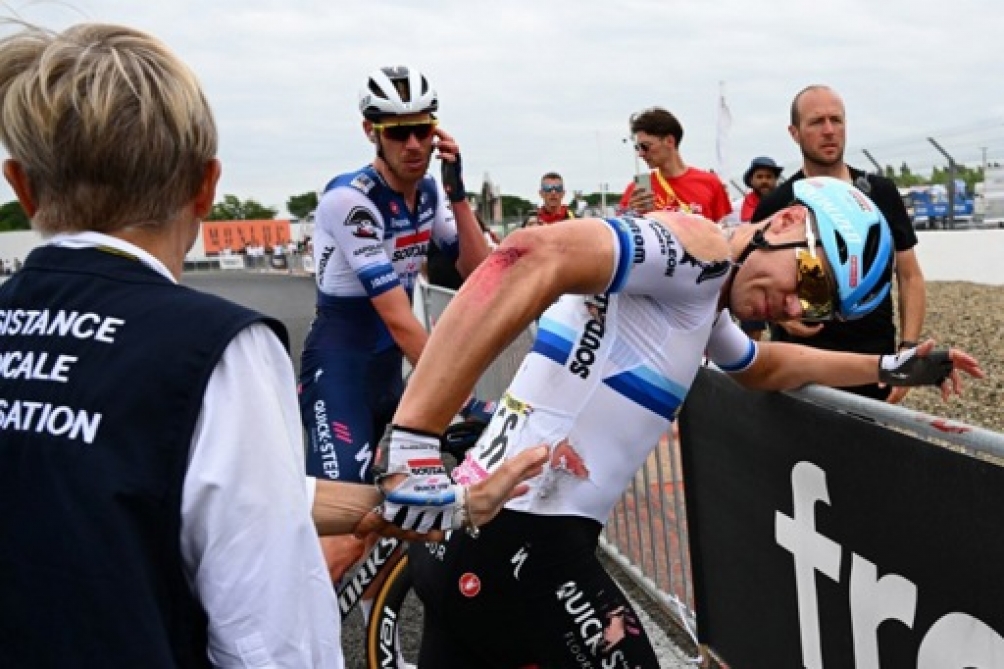 "Beaucoup d'éraflures" pour Fabio Jakobsen après sa chute | RTL Info