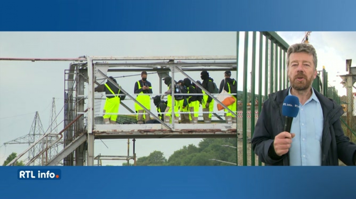 Des activistes de "Code Rouge" devant un site d'Engie à Flémalle | RTL Info