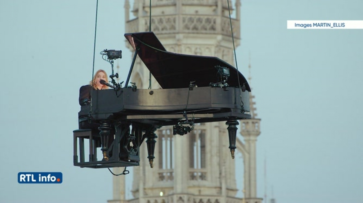 La pianiste Santa en concert à 35 M. de hauteur | RTL Info