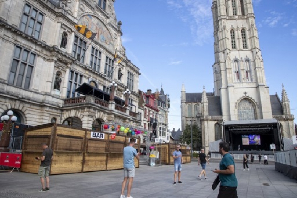 Un homme ivre fait une chute de quatre mètres aux Fêtes de Gand | RTL Info