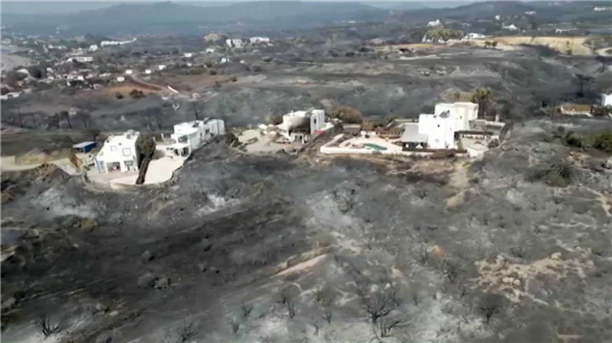 Images spectaculaires : les conséquences de l'incendie sur l'île de ...
