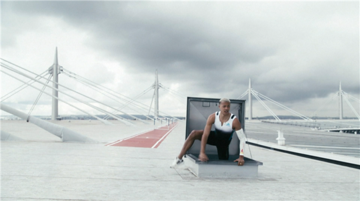 Sasha Zhoya court sur le toit du Stade de France, un an avant le début ...
