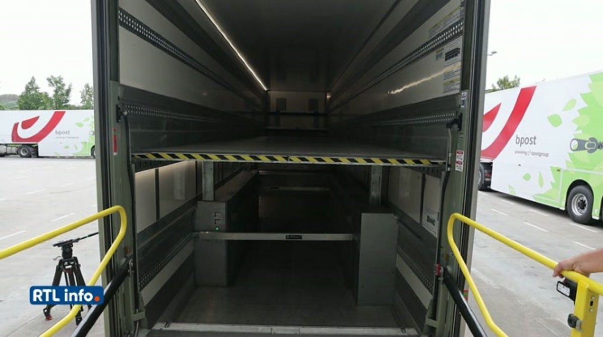 bpost acquiert 14 nouveaux camions à double étage | RTL Info
