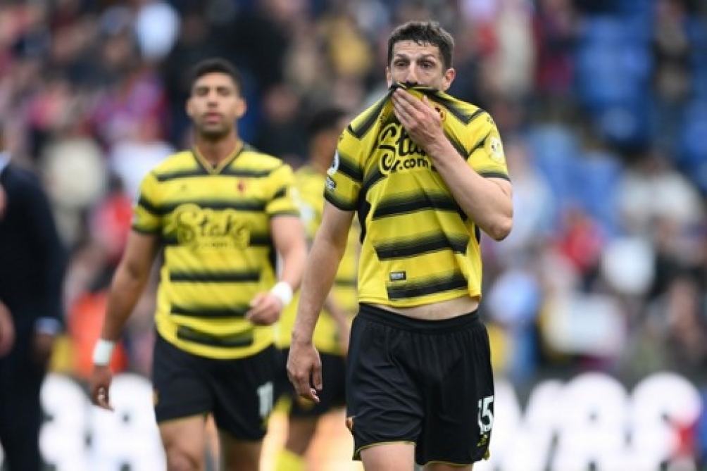 Craig Cathcart arrive d'Angleterre pour renforcer le secteur défensif ...