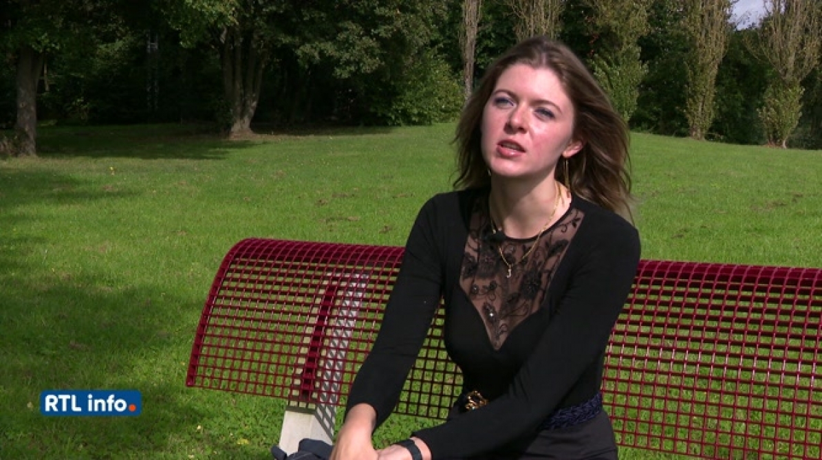 Julia reçoit des photos d'elle nue alors qu'elle n'en a jamais faites ...