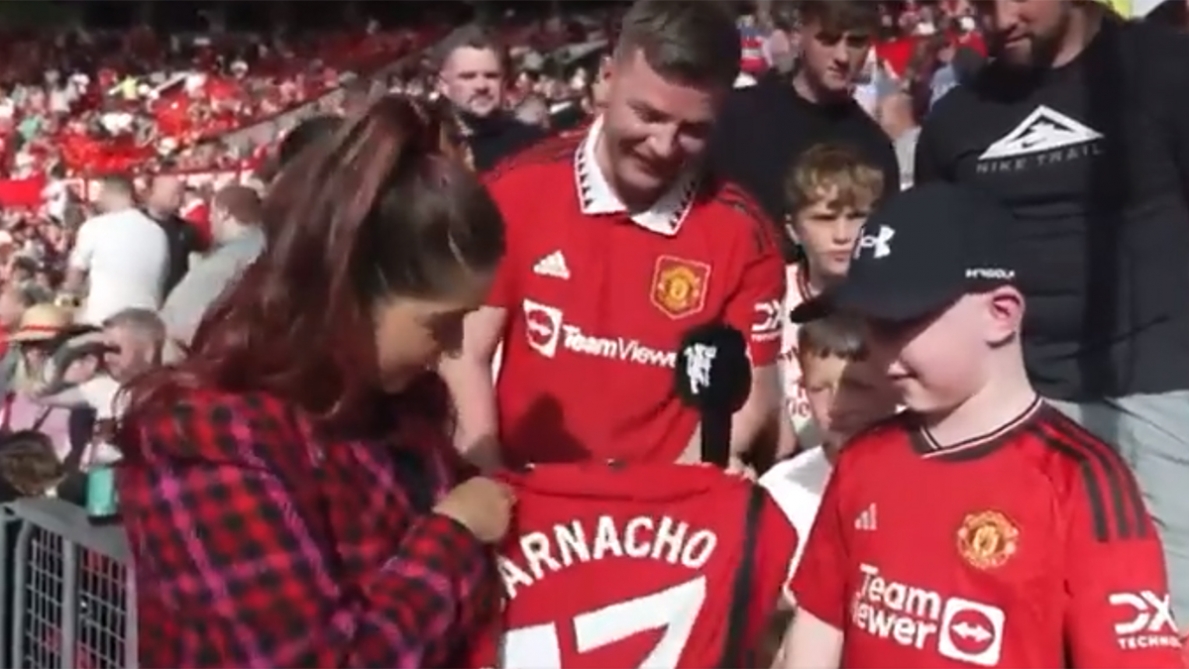 "Je ne l'aime pas trop": ce jeune fan de United crée le malaise en recevant le maillot d'un ...