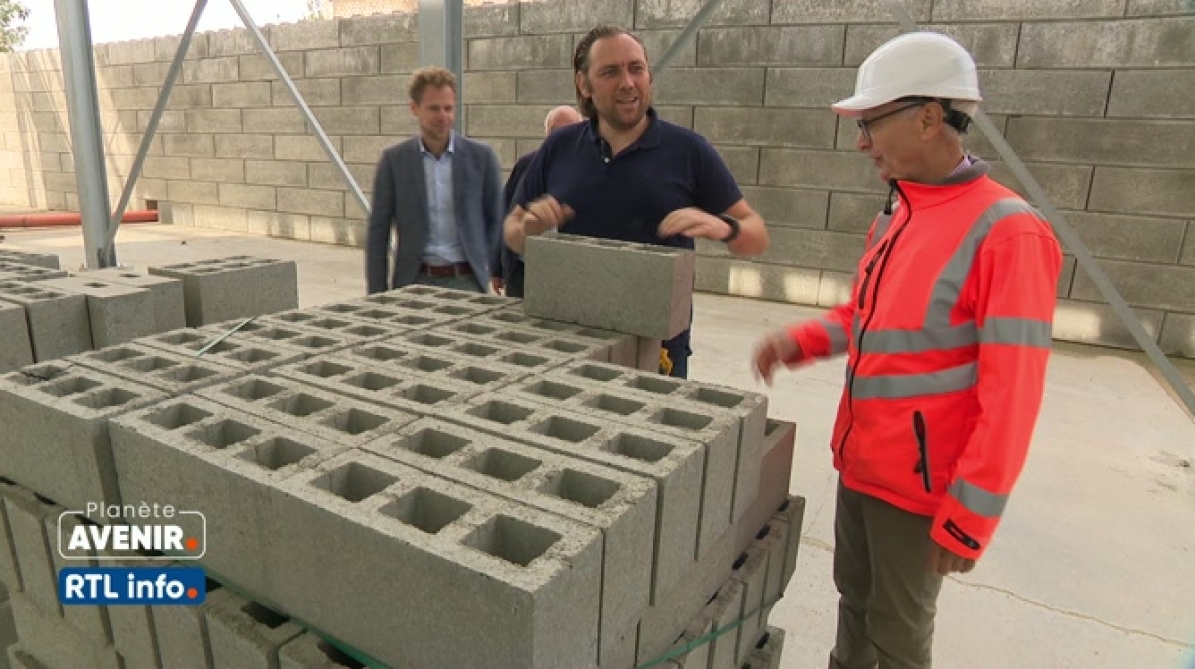Des blocs de béton sans ciment pour réduire les émissions de CO2 | RTL Info Des blocs de béton sans ciment pour réduire les émissions de CO2 | RTL Info
