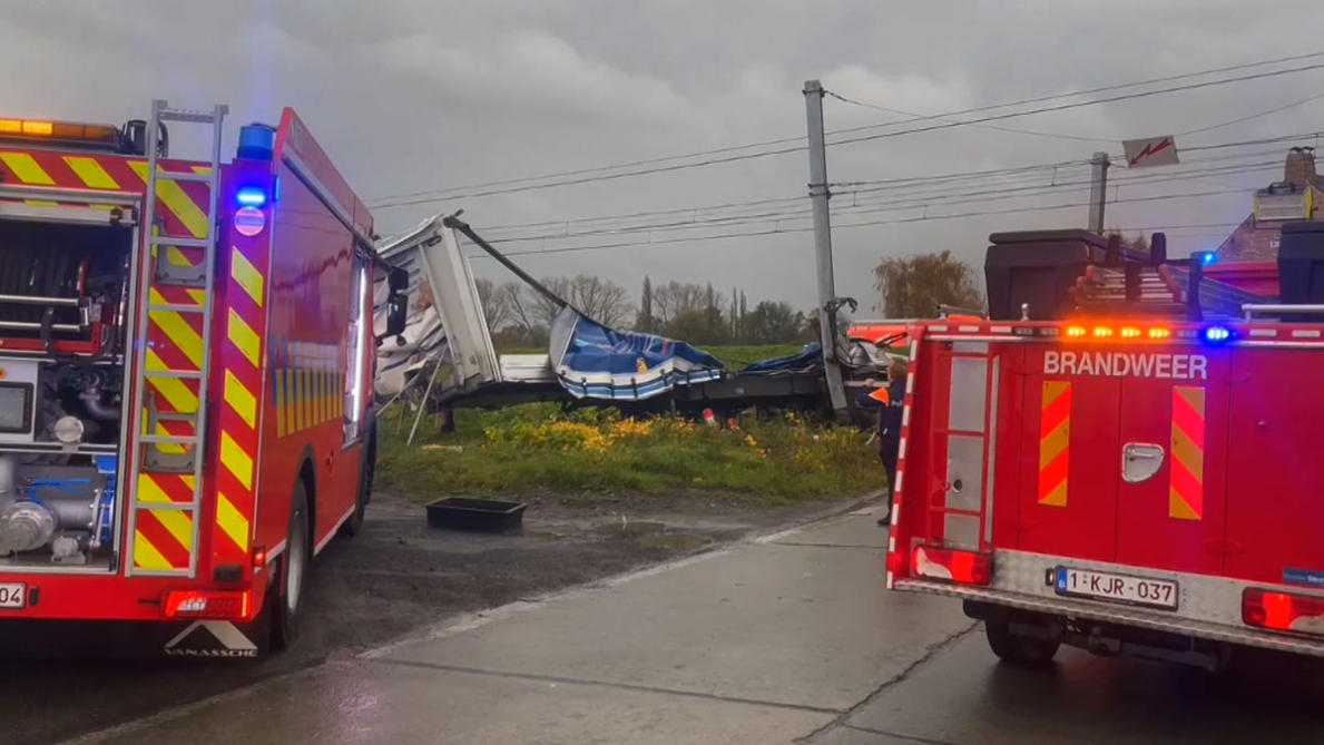 Grave accident en Flandre Occidentale: un train percute un camion et déraille à Ardooie | RTL Info