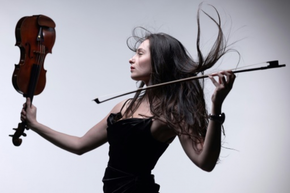 Esther Abrami, la violoniste qui veut faire aimer le classique sur les ...