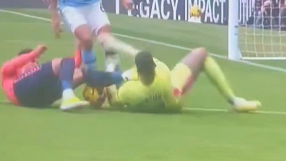Un geste scandaleux: ce joueur d'Everton assène un violent coup de pied ... Un geste scandaleux: ce joueur d'Everton assène un violent coup de pied ...