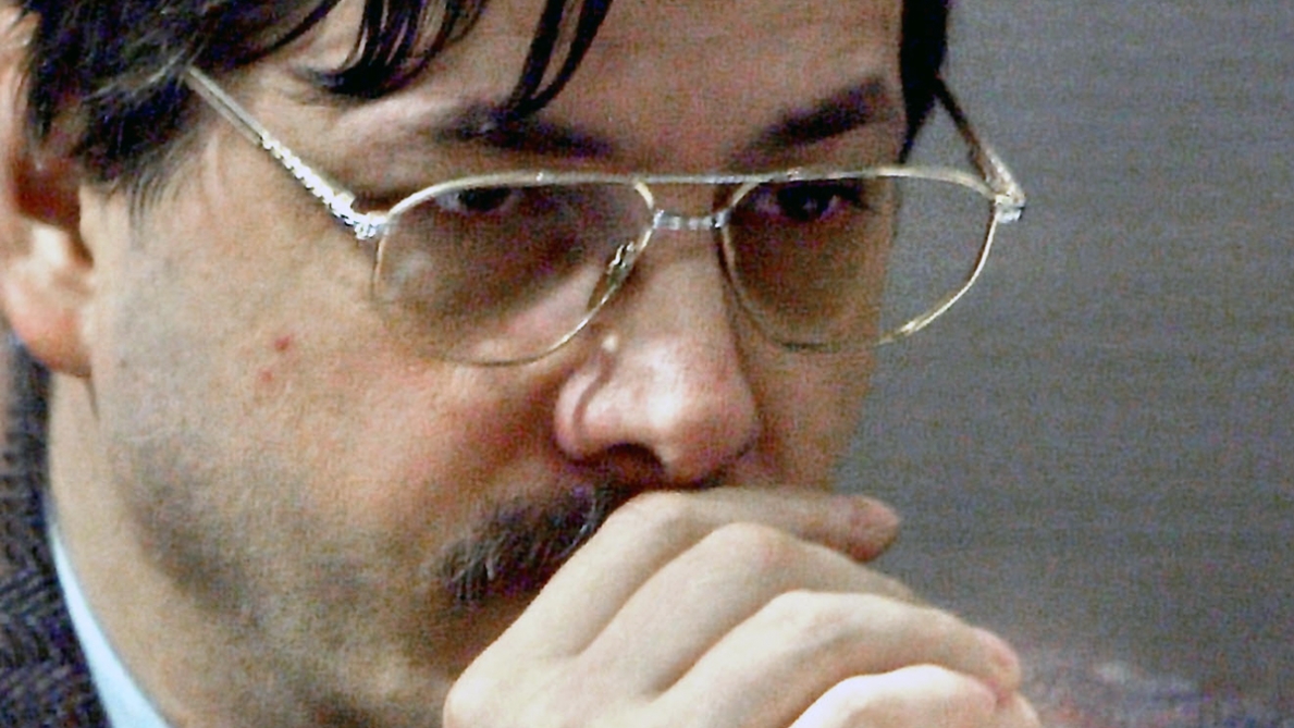 20 ans du procès Dutroux (1/10) : dès son arrivée dans la salle d ...