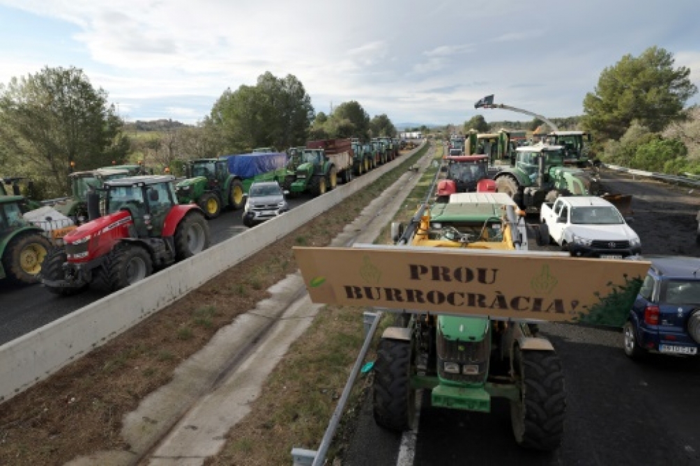 L'autoroute reliant l'Espagne à la France coupée par les agriculteurs ...