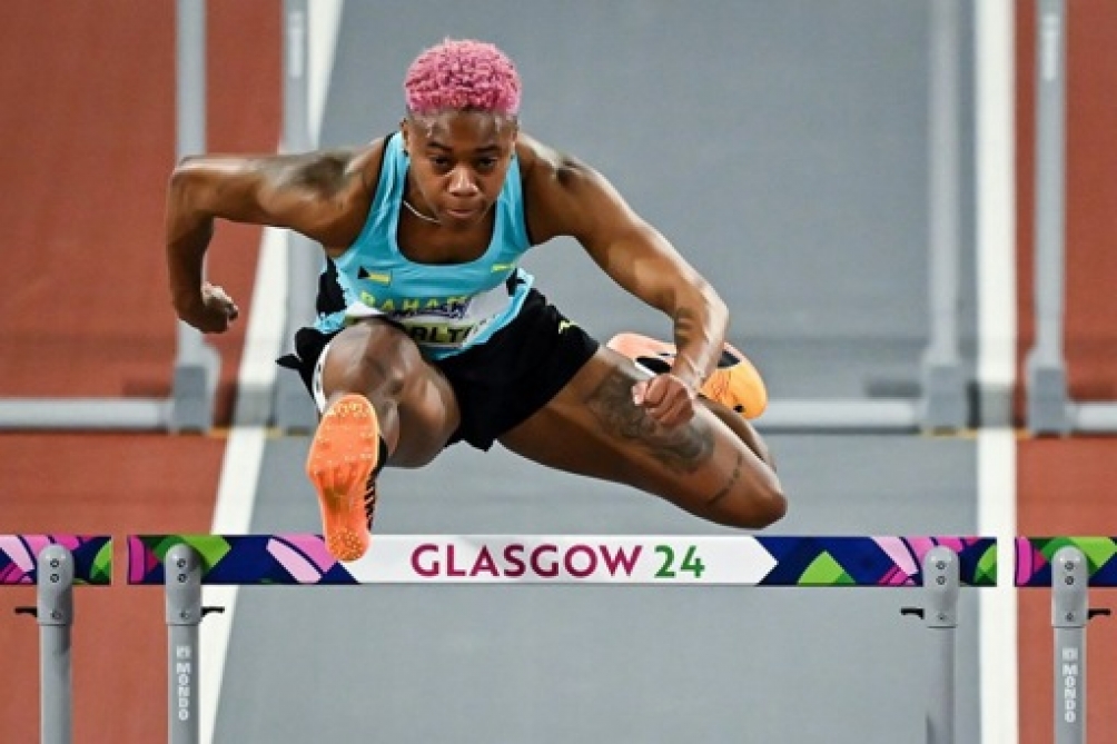 Devynne Charlton bat son record du monde du 60 m haies en 7.65 | RTL Info