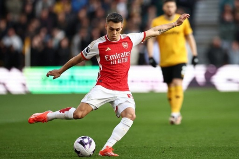 Lancé par le but de Trossard, Arsenal bat les Wolves et prend la tête ...