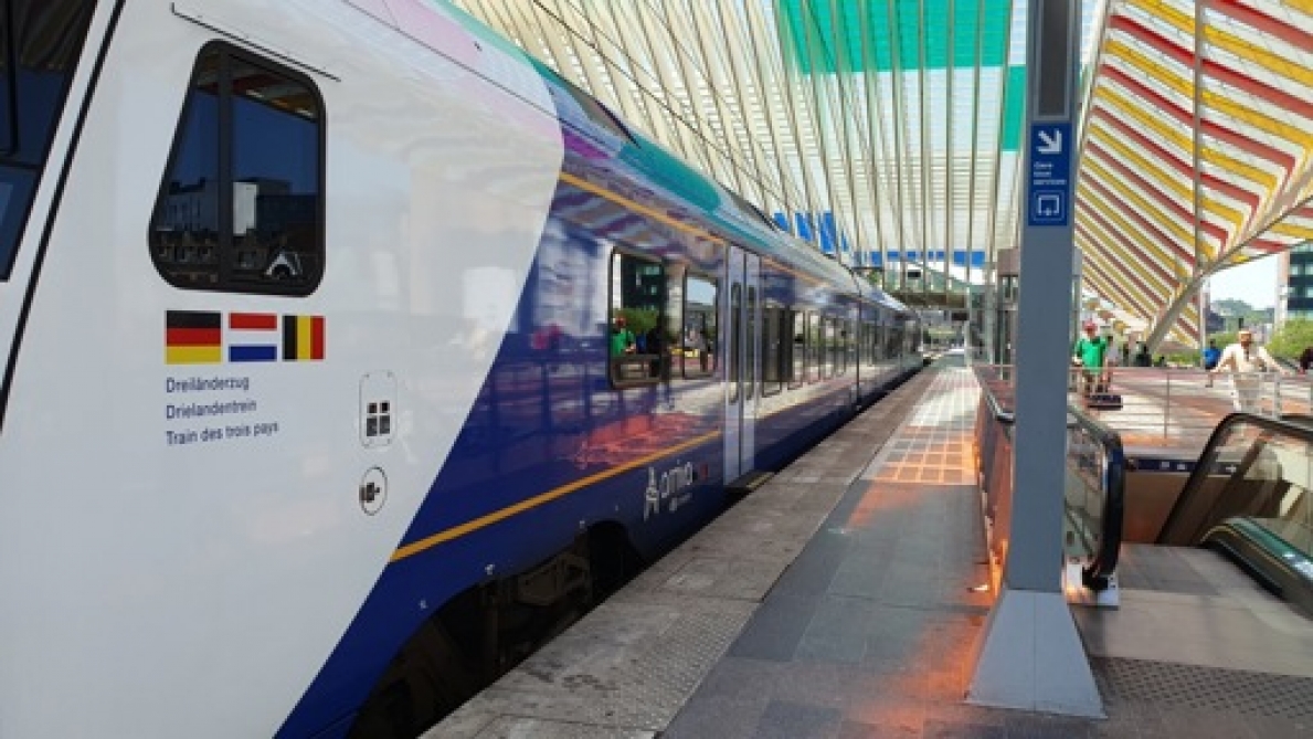 Le premier "train des trois pays", qui relie Liège, Maastricht et ...