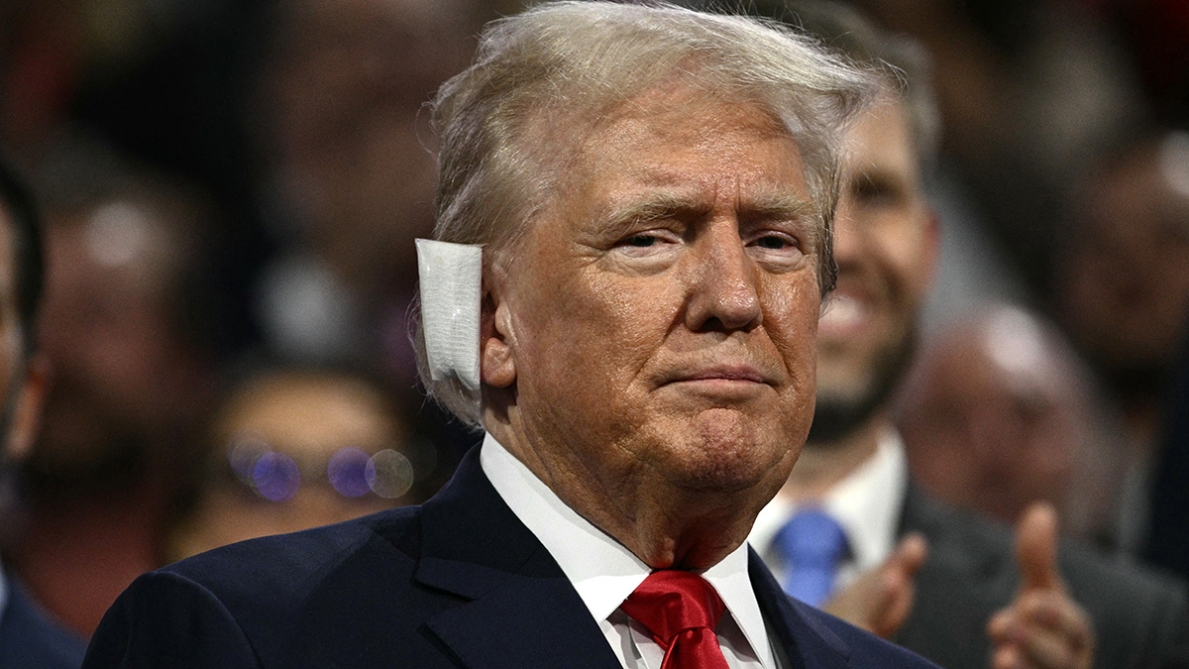 Donald Trump Pansement Sur Loreille Ovationné Pour Sa Première