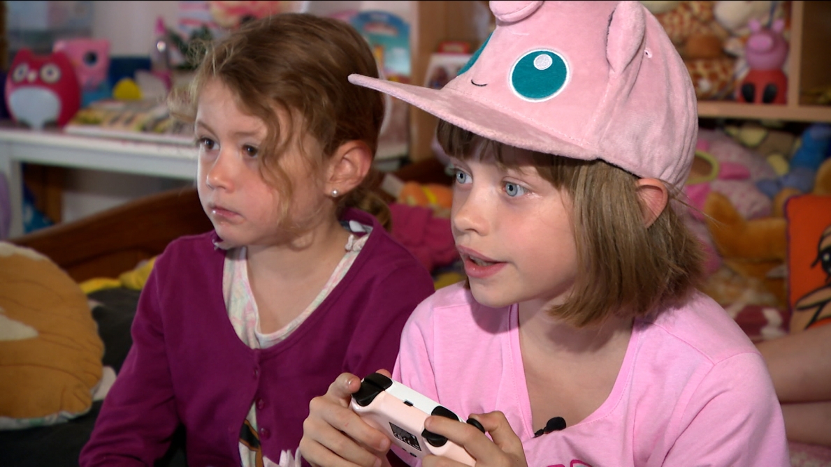 À seulement 9 ans, Elise fait partie des meilleures joueuses de Pokémon ...