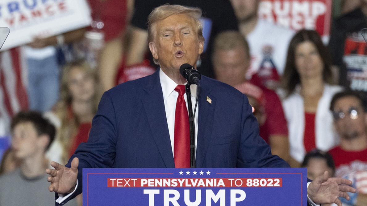 Face à une Kamala Harris qui enchaîne les bons sondages, Trump continue ...