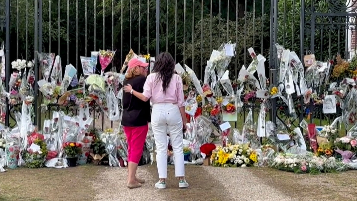 La fille d'Alain Delon, Anouchka, s'est recueillie à Douchy | RTL Info