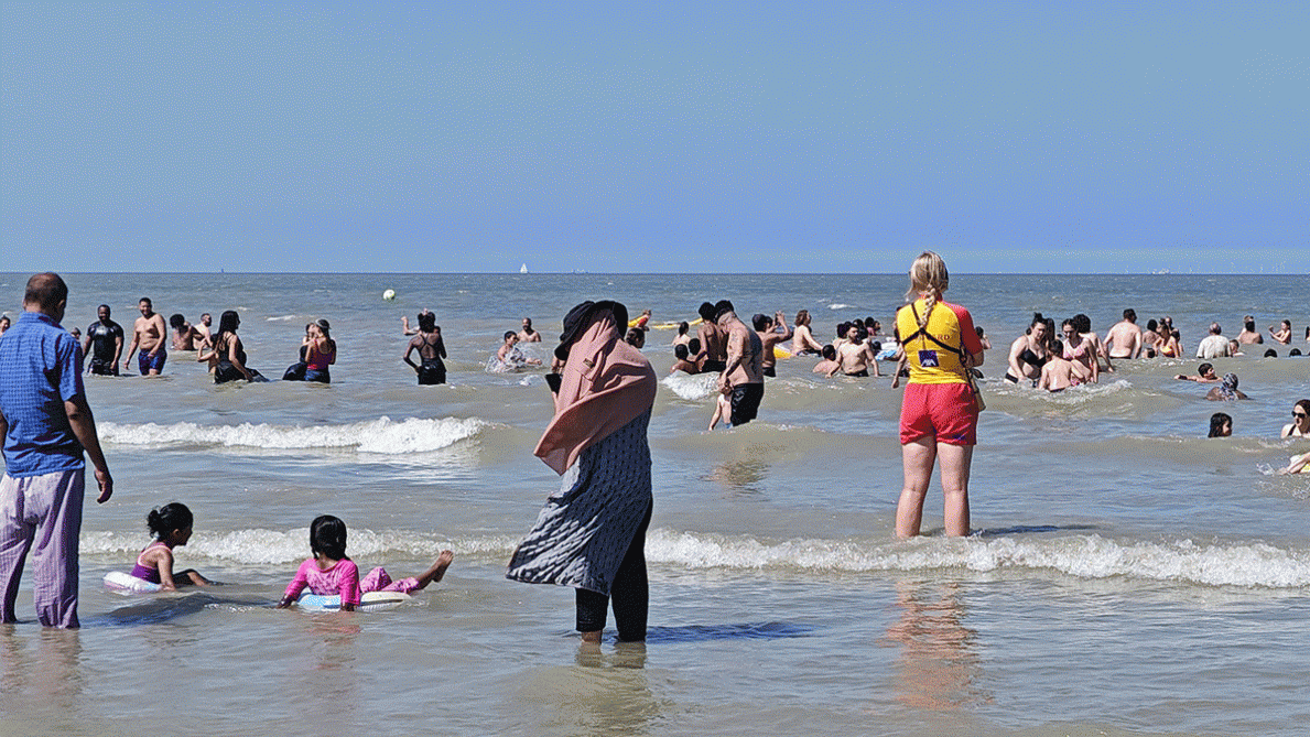 Vous aimez les bains de minuit dans la mer? Méfiez-vous, l'amende peut ...