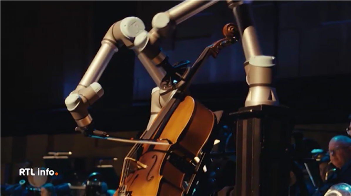 Première performance conjointe d'une machine et d'un orchestre ...